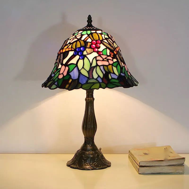 美しいガラスはどこから見ても華やかで美しい。繊細な造りの素敵なステンドランプ消灯時も素敵なインテリアになりますねサイズ ：約 幅30 x 高さ48（cm）ワット数 ： 電球40W×1個（E26）※電球つきません※素材：ガラス、樹脂、合金、鉄...