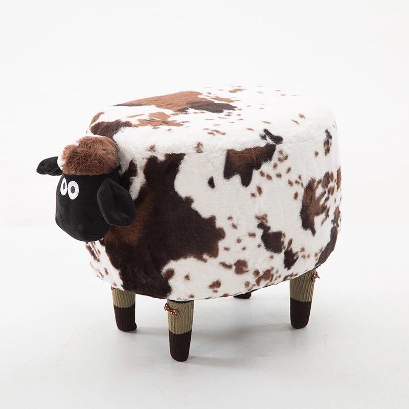 本体は肌触りのよいファブリックで、季節を問わず年中使っていただけます。座面は弾力があり快適な座り心地です。脚には床を傷つけないように保護フェルトを施しているので、どこでも気軽に使えます。サイズ：63 ×36 x 42 cm※ 手作りにつき多...