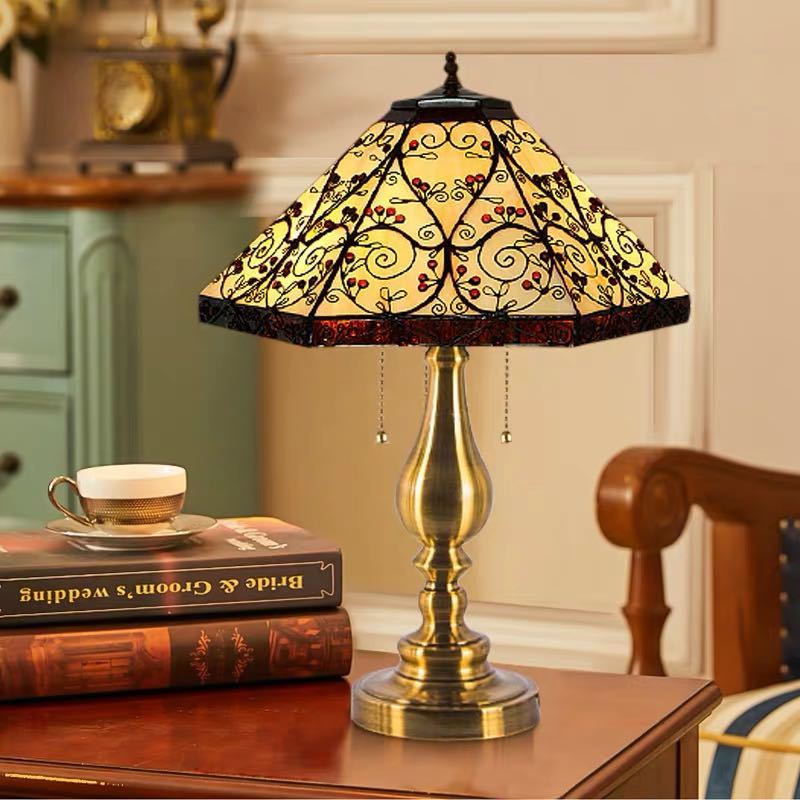 美しいガラスはどこから見ても華やかで美しい。繊細な造りの素敵なステンドランプ消灯時も素敵なインテリアになりますねサイズ ：約 幅40 x 高さ56 （cm）ワット数 ： 電球40W×3個（E26）素材：ガラス、樹脂、合金、鉄、銅★購入後のキ...