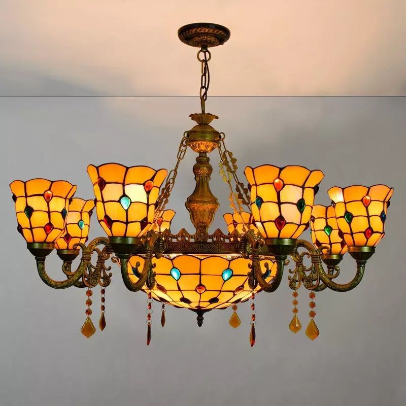 美しいガラスはどこから見ても華やかで美しい。繊細な造りの素敵なステンドランプ消灯時も素敵なインテリアになりますねサイズ ：約 幅90 x 高さ90 (cm）ワット数 ： 電球60W×11個（E26）素材：ガラス、樹脂、合金、鉄★取付工事は電...