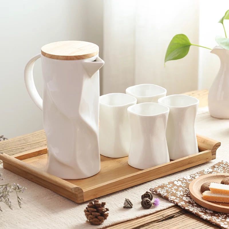 素材・材質:陶瓷器セット内容:カップ＆ソーサー4客(250ml)ティーポットx1点(1200ml)トレーx1点★複数ご注文の場合やお急ぎの場合は必ず事前に納期のお質問をお願いいたします。＊＊＊＊＊＊＊＊＊＊＊＊＊＊＊＊＊＊注意事項1、ランプ...