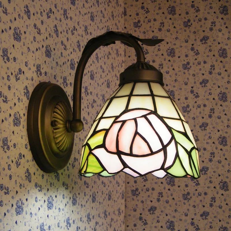 美しいガラスはどこから見ても華やかで美しい。繊細な造りの素敵なステンドランプ消灯時も素敵なインテリアになりますねサイズ：幅約17 x 高さ22 cmワット数 ：電球40W×1個（E26）素材：ステンドグラス、樹脂、合金、鉄■E26白熱球、電...