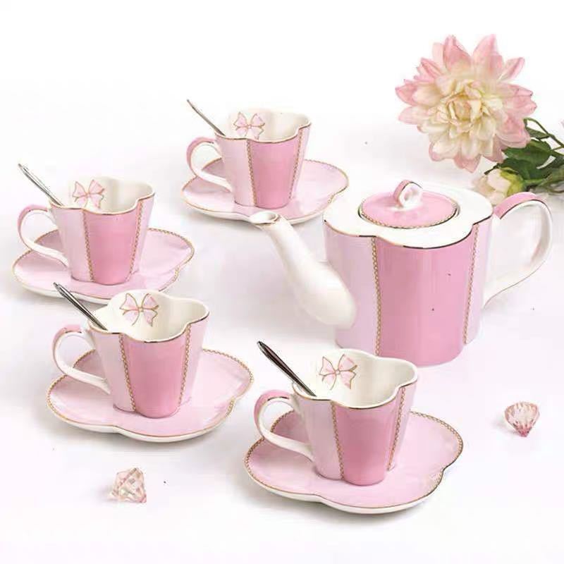 素材・材質:陶器セット内容:カップ＆ソーサー4客（124ml)ティーポットx1点（650ml)スプーンx4点★購入後のキャンセルは、ご遠慮ください。★検品のため開封してある場合があります。★複数ご注文の場合やお急ぎの場合は必ず事前に納期のお...