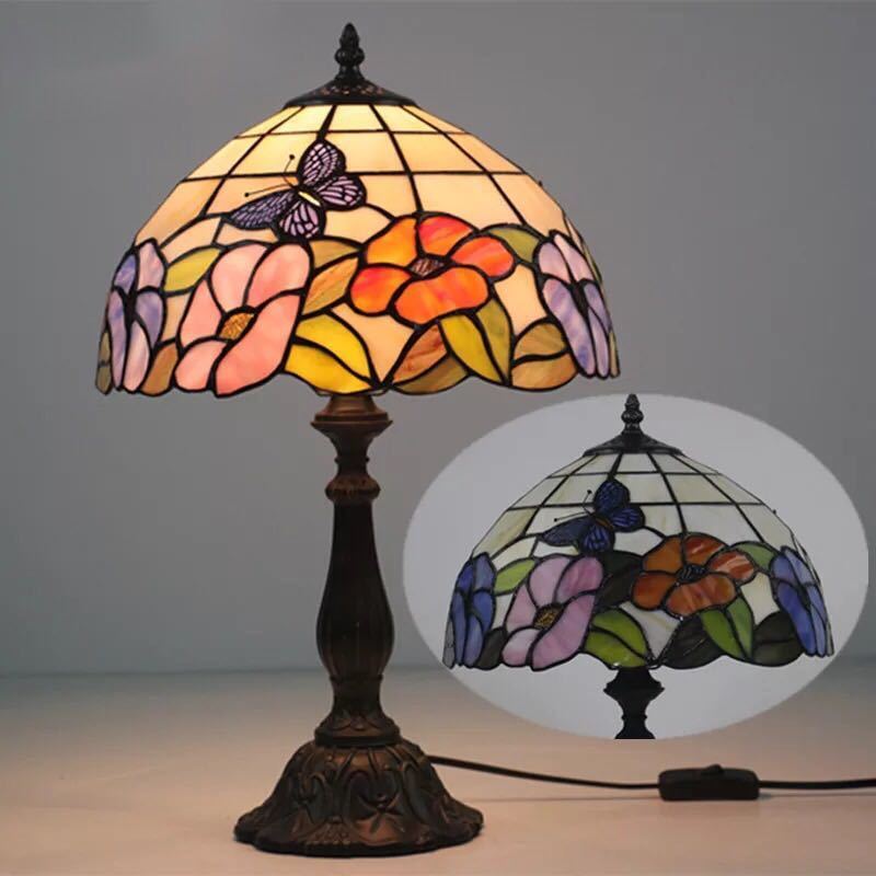 美しいガラスはどこから見ても華やかで美しい。繊細な造りの素敵なステンドランプ消灯時も素敵なインテリアになりますねサイズ ：幅30 x奥行15x高49cmワット数 ：40w×1（口金 E26）コードの長さ: 150cm素材：ガラス、樹脂、合金...