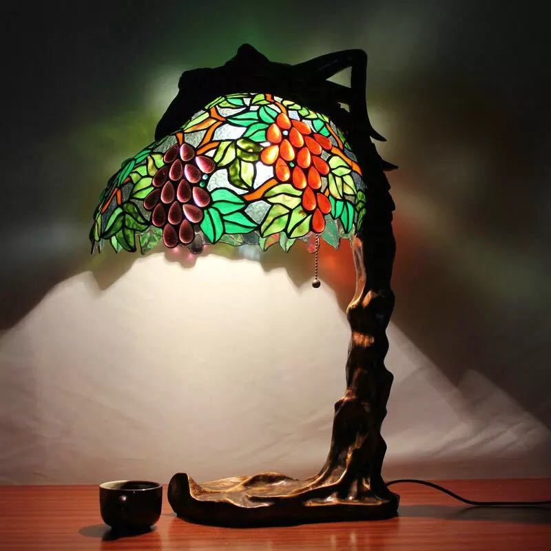 美しいガラスはどこから見ても華やかで美しい。繊細な造りの素敵なステンドランプ消灯時も素敵なインテリアになりますねサイズ ：幅40x奥行40x高62cmワット数 ：40w×1（口金 E26）コードの長さ: 150cm素材：ガラス、樹脂、合金、...