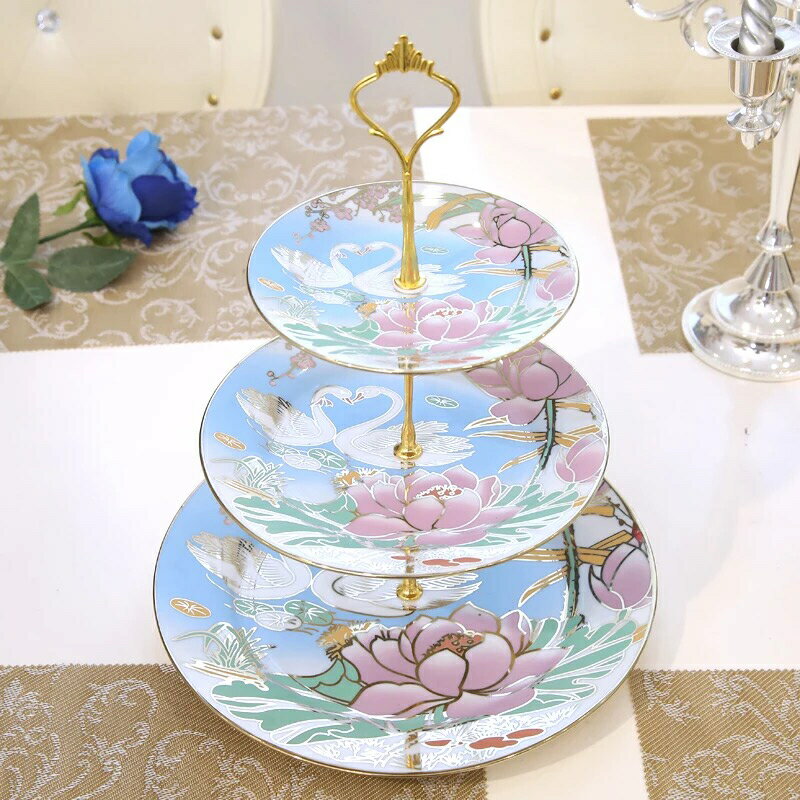 シンプルで使いやすい、陶器のケーキスタンドです。アフタヌーンティーやパーティーに、お菓子やフィンガーフード、お花などを載せてサーブしましょう。テーブルがとても華やかになります♪●材質：プレート陶磁器支柱材質:鉄（クリア塗装）色：写真1を参考...