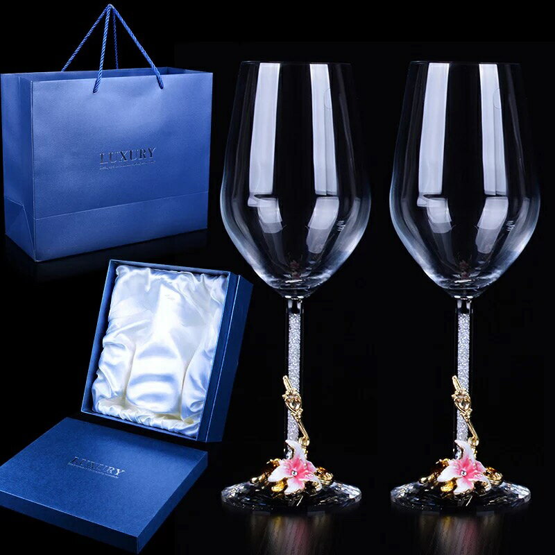 脚にキラキラ輝く ラインストーン が びっしり詰まった、高級感のある、上品な ペア ワイングラス。お祝いや パーティー にぴったり。特別な時間を飾るとっておきの グラス です結婚祝い など プレゼント におすすめ！！【サイズ】口径 6cm。...