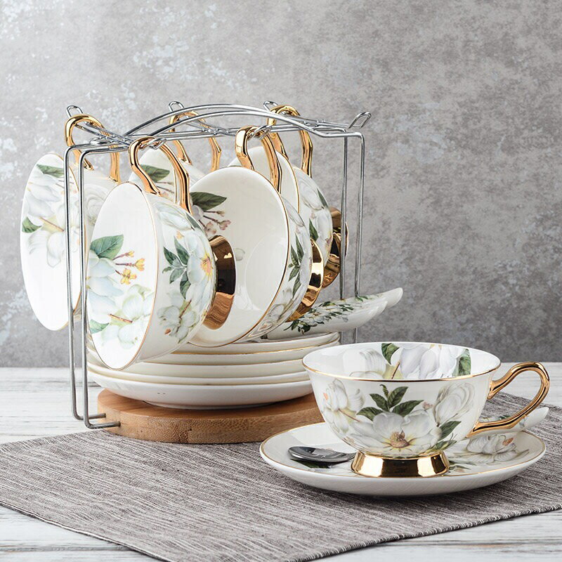 ■商品説明◇華やかなテーブルウェアは、婚礼祝いや引越し祝いなど、新生活を初める方への贈り物としても人気です。・色とりどりの花々が描かれた器。テーブルを華やかに演出してくれます。・美しいカップで華やかなティータイムを。ティーポットがついた6個...