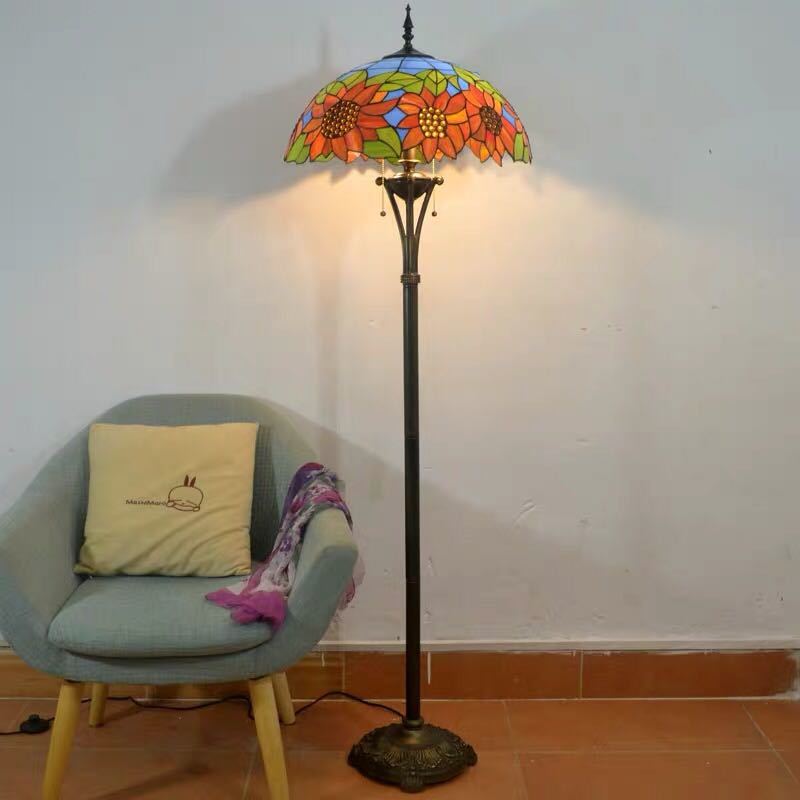 美しいガラスはどこから見ても華やかで美しい。繊細な造りの素敵なステンドランプ消灯時も素敵なインテリアになりますね外寸サイズ ：約 幅50 x 高さ165（cm）ワット数 ：　電球40W×2個（E26）素材：ガラス、樹脂、合金、鉄★購入後のキ...