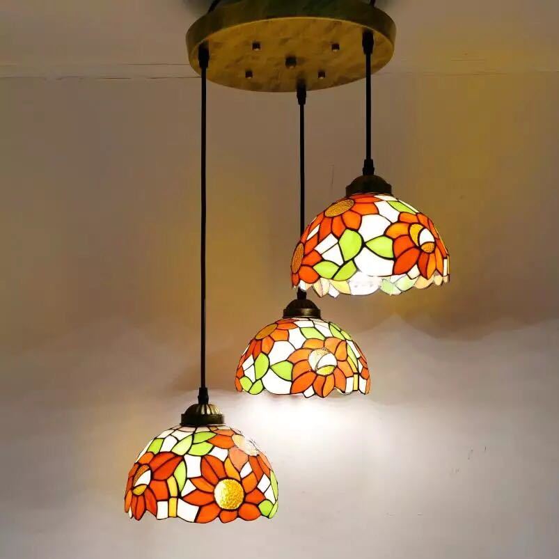 美しいガラスはどこから見ても華やかで美しい。繊細な造りの素敵なステンドランプ消灯時も素敵なインテリアになりますねサイズ：幅約30cm X 高さ約80cmワット数 ：　電球40W×3個（E26）素材：ガラス、樹脂、合金、鉄★取付工事は電気工事...