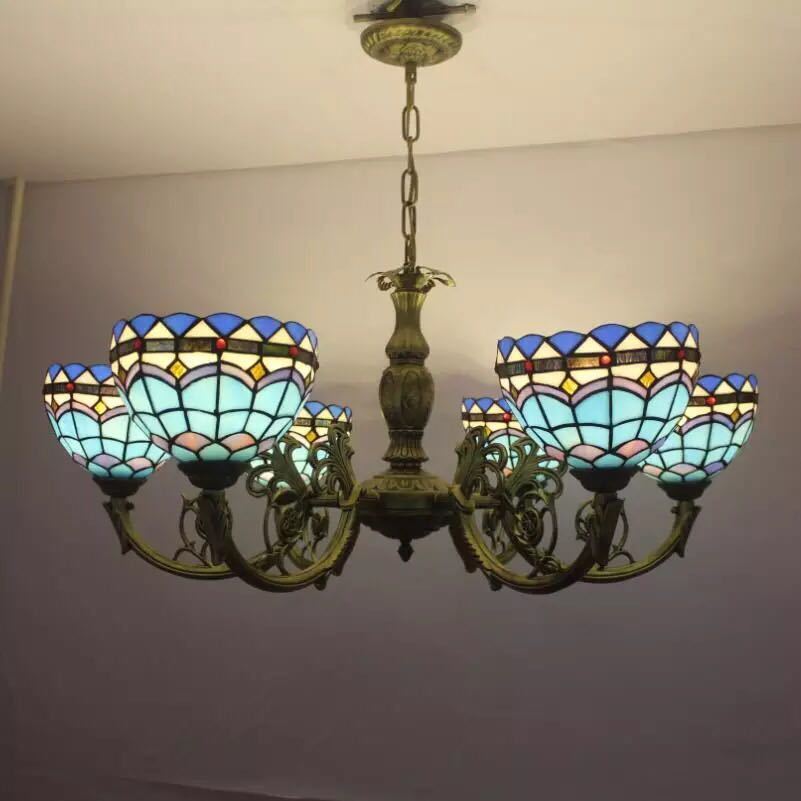 美しいガラスはどこから見ても華やかで美しい。繊細な造りの素敵なステンドランプ消灯時も素敵なインテリアになりますねサイズ ：約 幅86 x 長さ55~90(cm)ワット数 ：電球60W×6個（E26）素材：ガラス、樹脂、合金、鉄★取付工事は電...