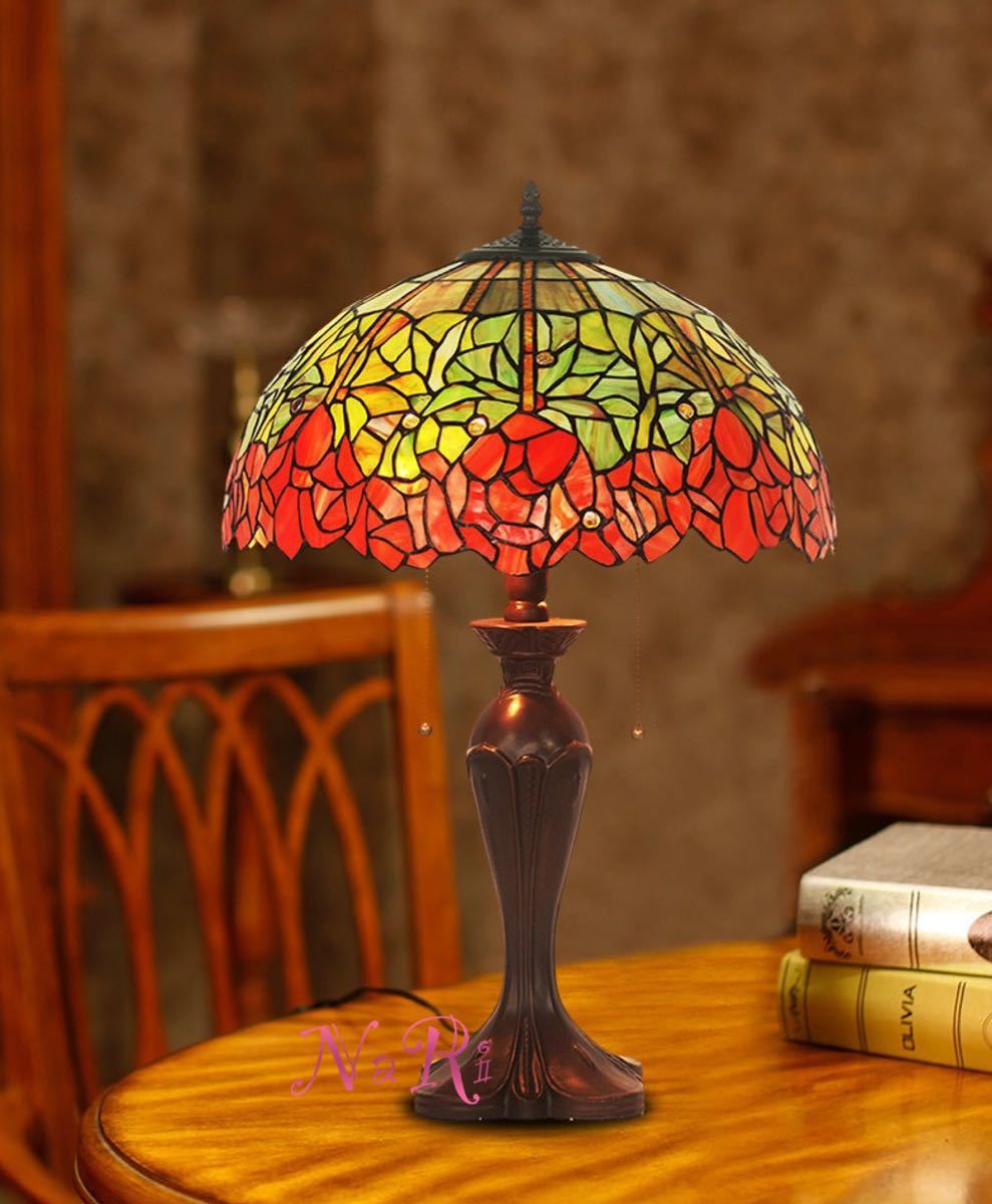 美しいガラスはどこから見ても華やかで美しい。繊細な造りの素敵なステンドランプ消灯時も素敵なインテリアになりますねサイズ ：幅40 x高60 cmワット数 ：40w x 2(口金 E26）コードの長さ: 150cm素材：ガラス、樹脂、合金、鉄...