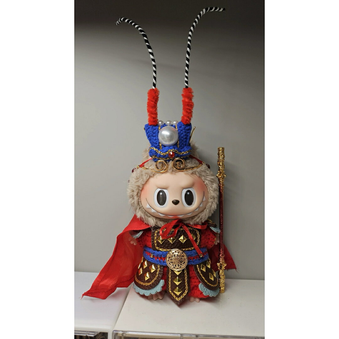商品説明 POPMARTポップマート&nbsp;LABUBU&nbsp;ラブブ商品は着替えのみ、labubu本体を付いてないです。【セット内容】・金赤を基調とした鎧風コスチューム（立体的なスタッズや編み込みの装飾付き）・豪華な王冠（青と赤の...