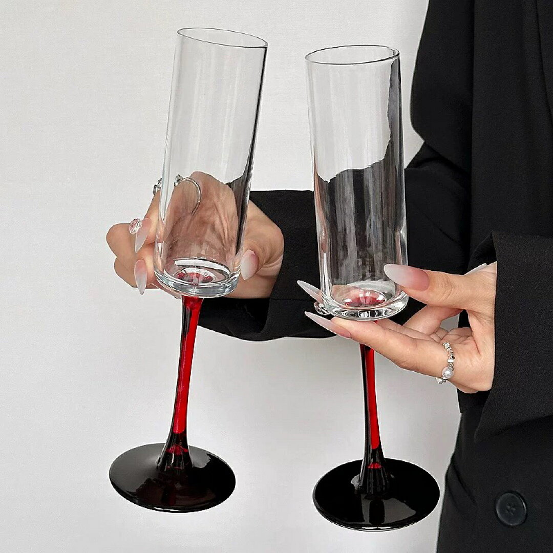 商品説明 セット内容：2脚セット容量：約200ml素材：ガラス口径&nbsp;：4.3cm&nbsp;高さ：26.3cm上品なフロスト加工が施されたピンク色のシャンパングラス2個セットです。洗練されたデザインで、特別な日の乾杯を華やかに演出...