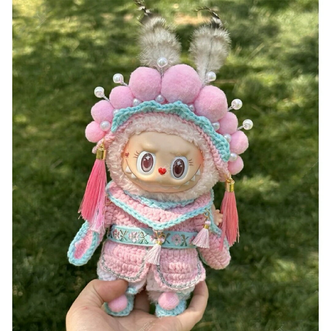 商品説明 POPMARTポップマート&nbsp;LABUBU&nbsp;ラブブ商品は着替えのみ、labubu本体を付いてないです。華やかな中華風デザインのハンドメイド衣装セットです。淡いピンクと水色を基調に、ふわふわの飾りやビーズ、タッセル...