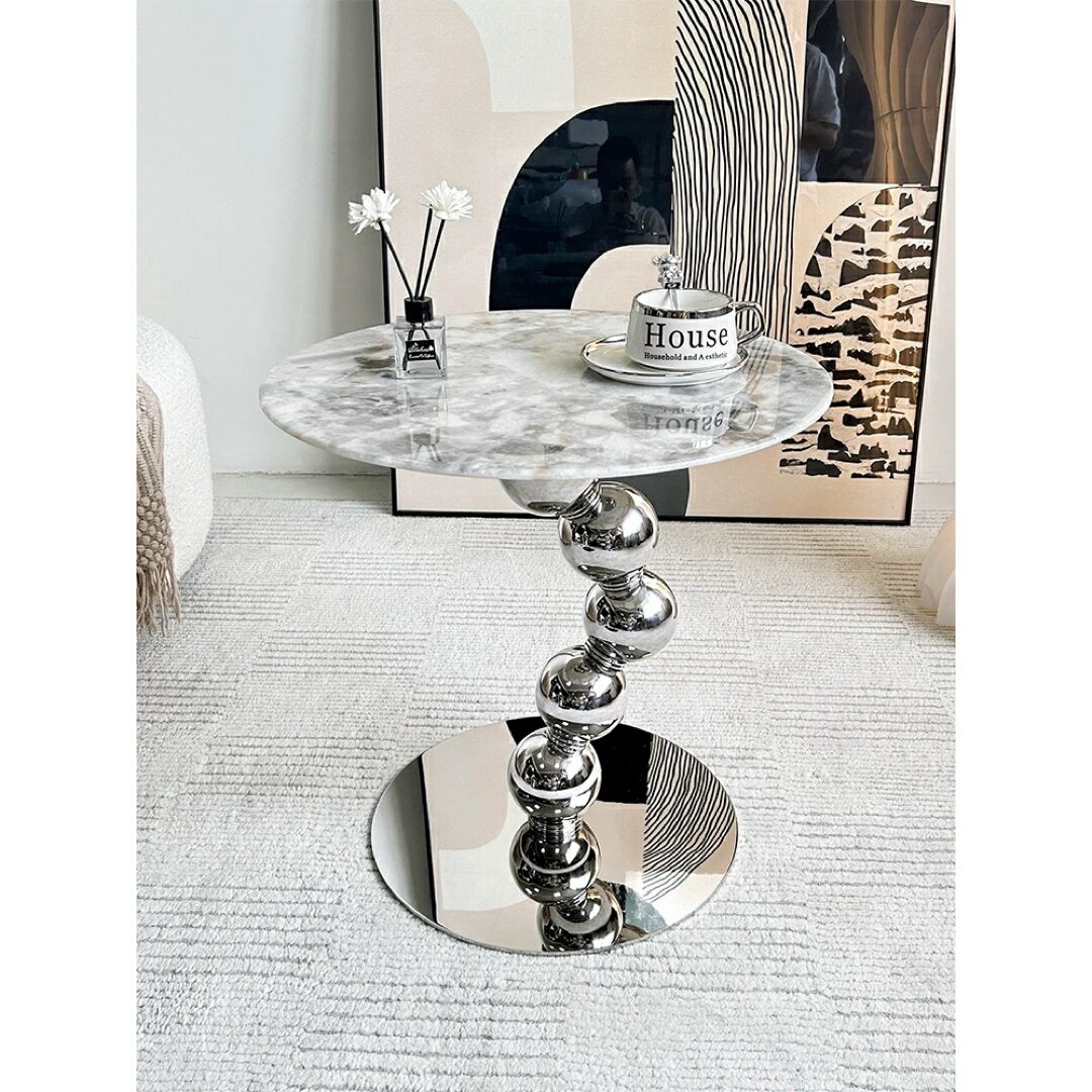 商品説明 上品で高級感あふれるラウンドテーブル。天板には天然の人造大理石を使用しており、ひとつひとつ異なる美しい模様を楽しめます。脚部は光沢のある鏡面仕上げのステンレス製で、インテリアに映えるモダンなデザイン。リビングや寝室のサイドテーブル...
