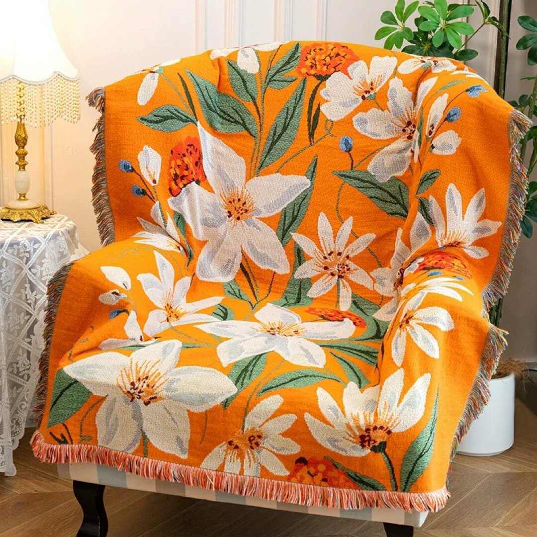 商品説明 華やかなオレンジ色をベースに、大きなホワイトフラワーをあしらったデザインのマルチカバーです。お部屋を明るく彩り、インテリアのアクセントとしておすすめ。ソファーカバー、ベッドスロー、ブランケット、ピクニック用など多用途にご使用いただ...
