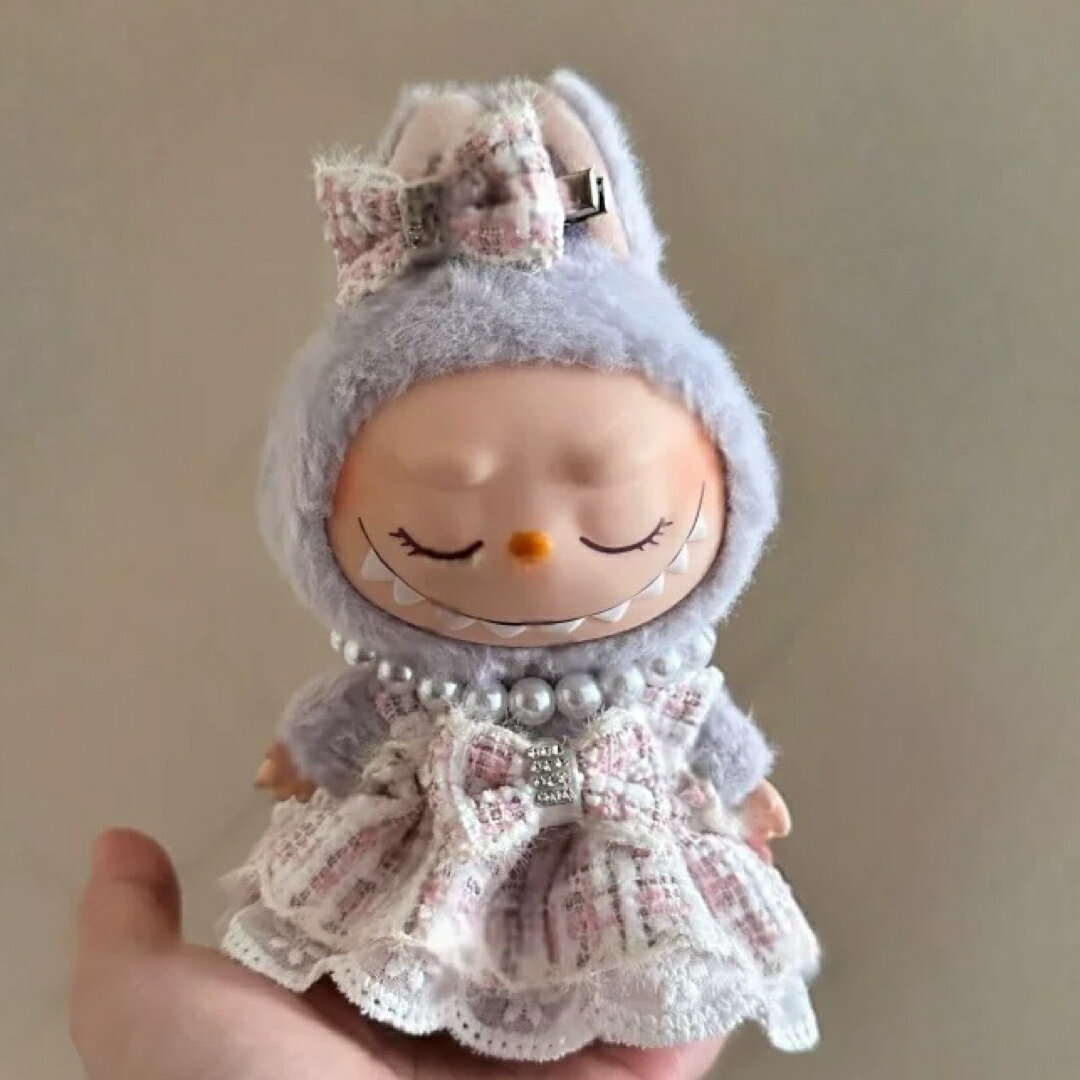 商品説明 POPMARTポップマート&nbsp;LABUBU&nbsp;ラブブ商品は着替えのみ、labubu本体を付いてないです。【セット内容】 ?ワンピース ?ヘッドリボン ?パール風ネックレス※写真のドールは付属しません。衣装セットのみ...