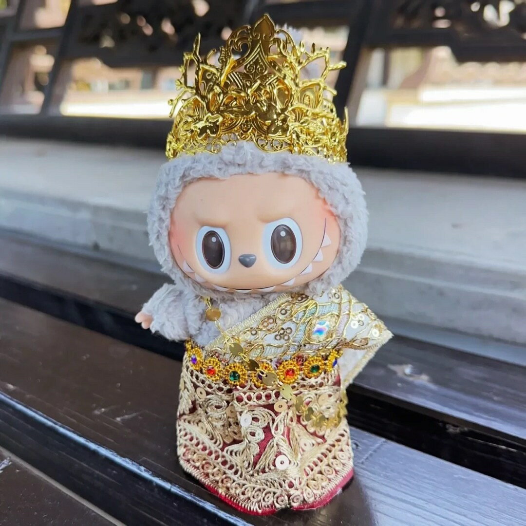 商品説明 POPMARTポップマート&nbsp;LABUBU&nbsp;ラブブ商品は着替えのみ、labubu本体を付いてないです。タイ風の伝統衣装セットです。華やかな刺繍入りスカート、金色の服、宝石風装飾のベルト、豪華な王冠がセットになって...