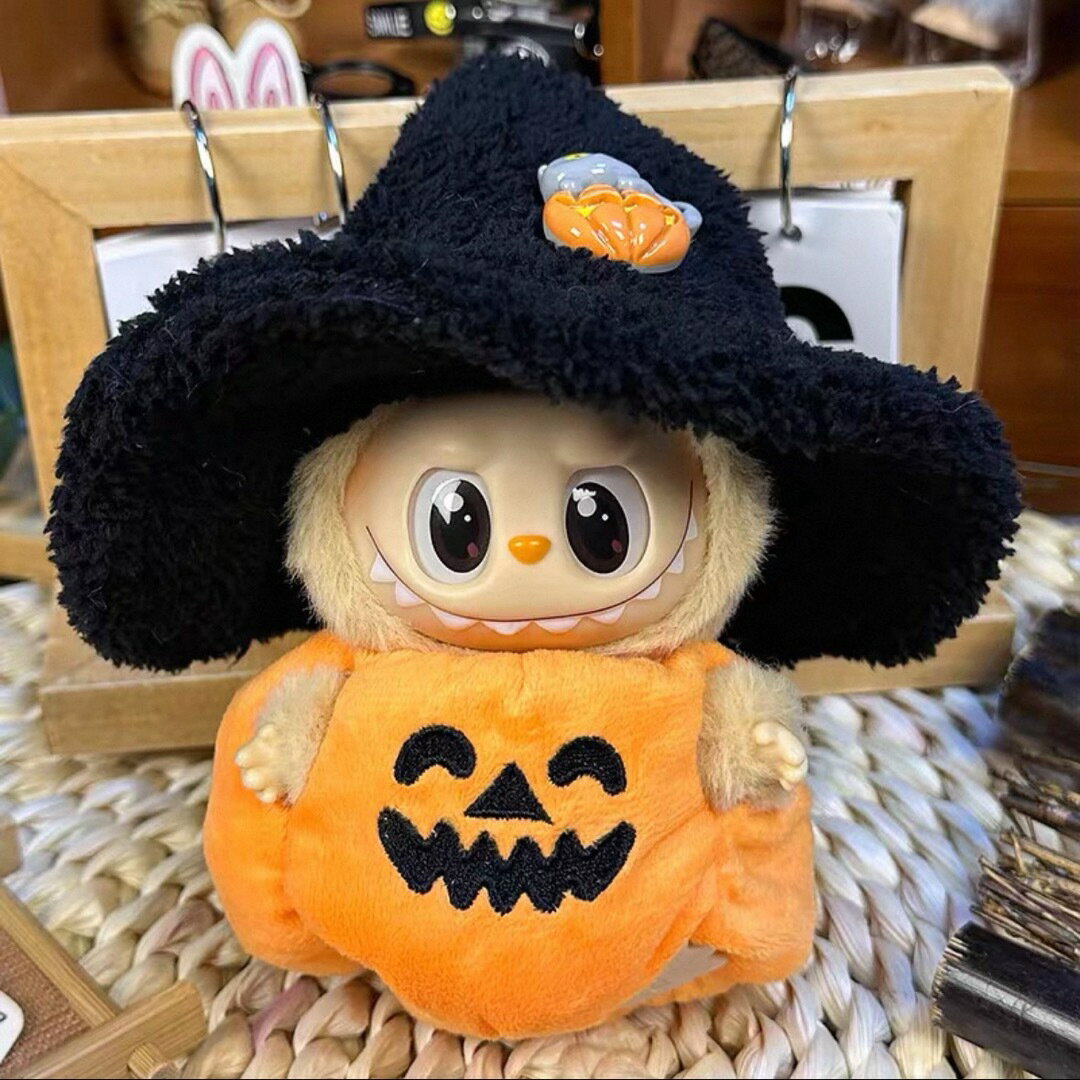 商品説明 ハロウィンにぴったりの着せ替え衣装セット！ふわふわ素材のかぼちゃ風コスチュームに、存在感たっぷりの黒い魔女帽子がセットになっています。帽子にはかぼちゃの飾りがついており、季節感たっぷり♪おうちのぬいぐるみに着せて、ハロウィン気分を...