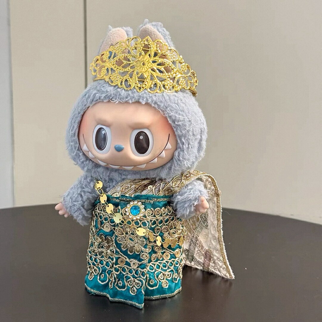 商品説明 POPMARTポップマート&nbsp;LABUBU&nbsp;ラブブ商品は着替えのみ、labubu本体を付いてないです。【セット内容】・服・カラフルなビジュー装飾付きショルダーストラップ・繊細なゴールドクラウン（王冠）[備考]※こ...