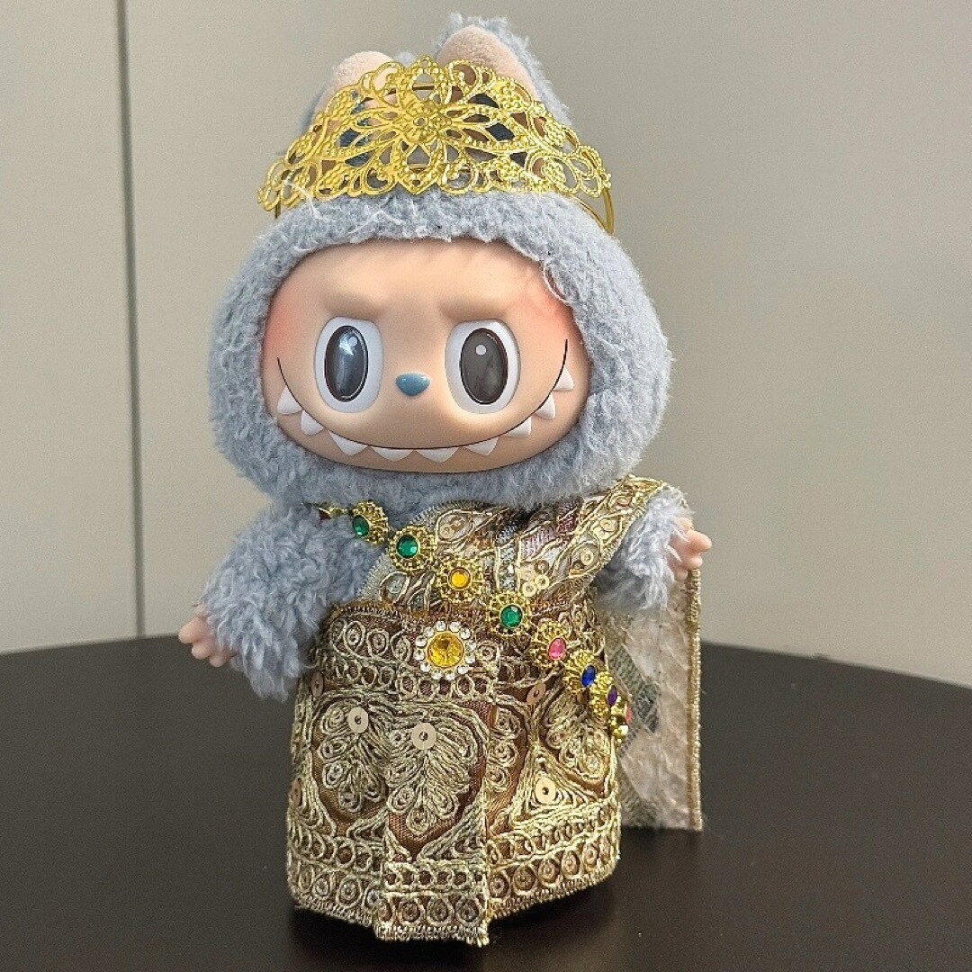 商品説明 POPMARTポップマート&nbsp;LABUBU&nbsp;ラブブ商品は着替えのみ、labubu本体を付いてないです。【セット内容】・服・カラフルなビジュー装飾付きショルダーストラップ・繊細なゴールドクラウン（王冠）[備考]※こ...