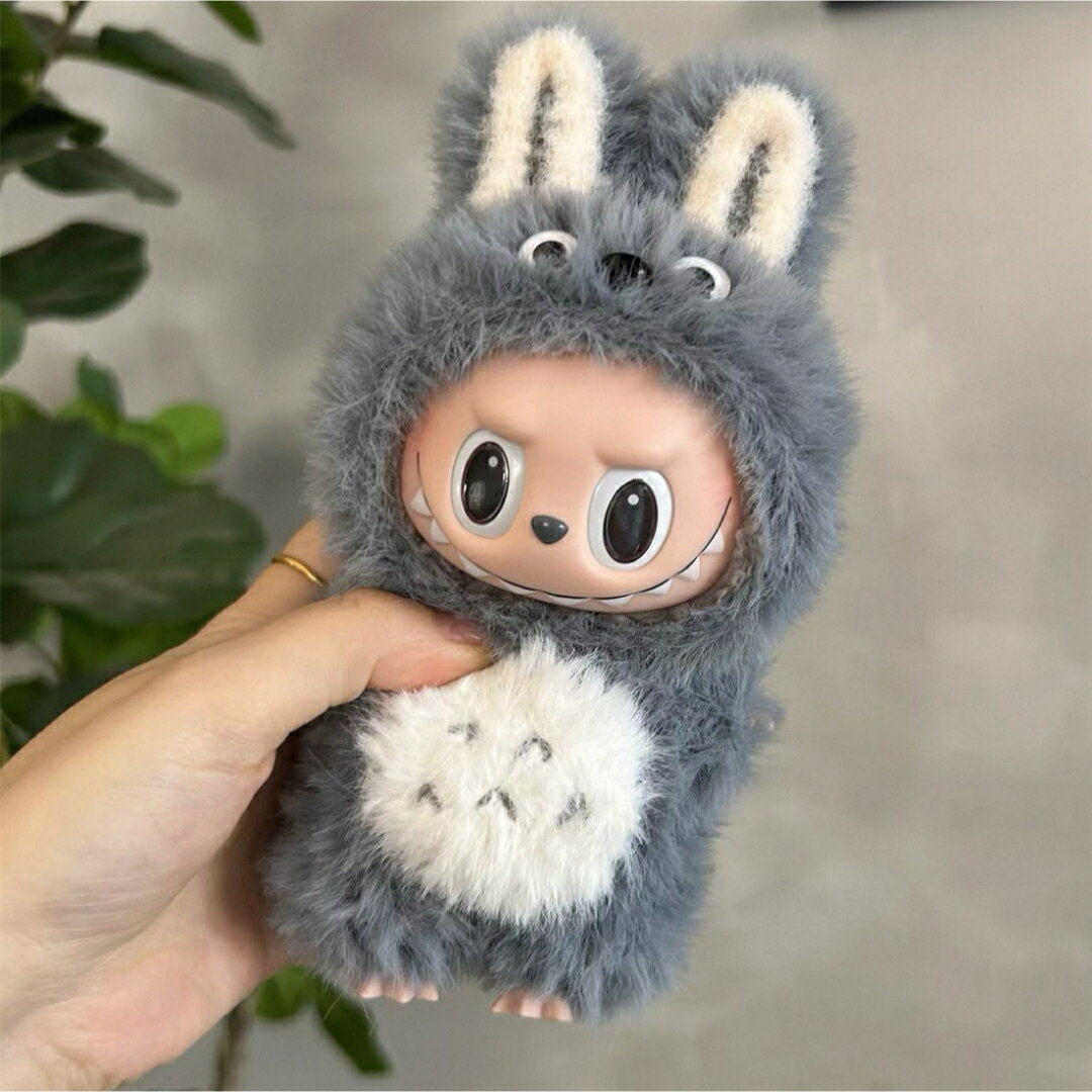 商品説明 POPMARTポップマート&nbsp;LABUBU&nbsp;ラブブ商品は着替えのみ、labubu本体を付いてないです。商品内容 ?服 ?頭飾り※人形は含まれておりません。※丁寧にお作りしていますが、素人ハンドメイド品の為縫い目の...