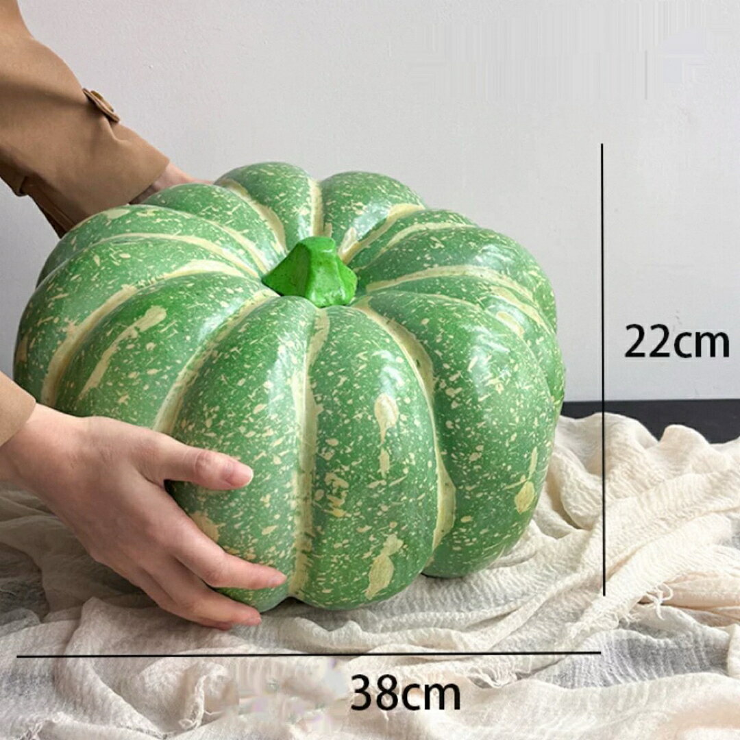 商品説明 > 大きめサイズで存在感抜群のかぼちゃオブジェです。直径約38cm、高さ約22cmの迫力あるフォルムで、ハロウィンや秋のインテリア、店舗ディスプレイのアクセントに最適。リアルな質感と自然な色合いが特徴で、置くだけで季節感あふれる雰...