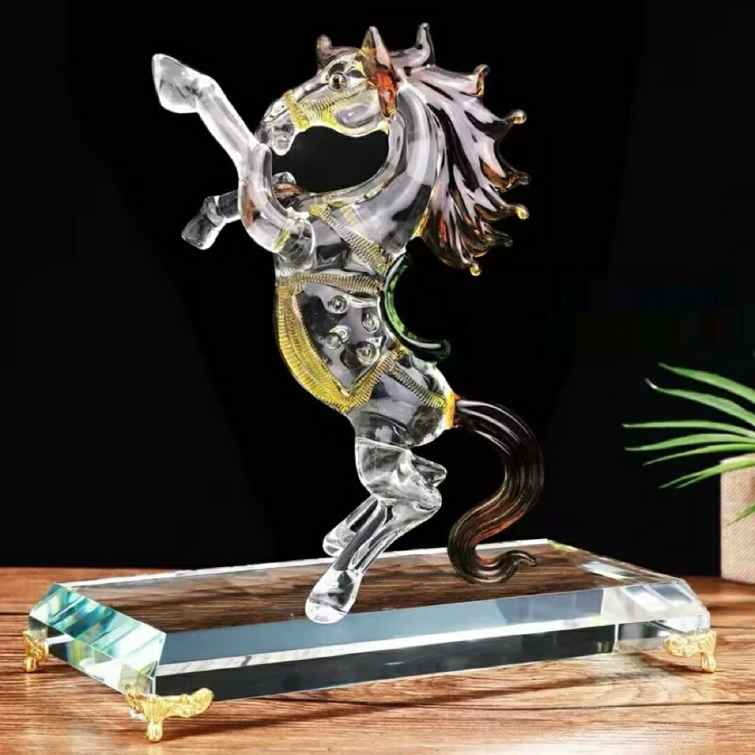 商品説明 力強く跳ね上がる姿を立体的に表現したクリスタル製の躍馬置物です透明ガラスとカラーアクセントが光を鮮やかに反射し高級感を演出します台座にはカット加工ガラスと金色装飾を採用し格調あるインテリアとして存在感を放ちますリビング玄関オフィス...