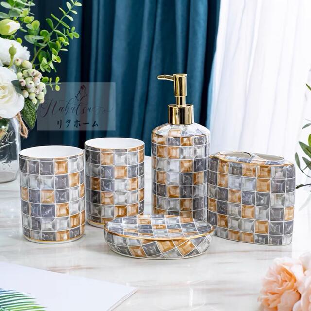 商品説明 高級感のある落ち着いたデザインのサニタリーセット5点です。お洒落な一品です。洗面所やバスルームがとってもオシャレになりますよ＜セット内容＞ディスペンサーx1点歯ブラシスタンドx1点石鹸置きx1点カップx2点●材質:陶瓷器☆☆★★★...