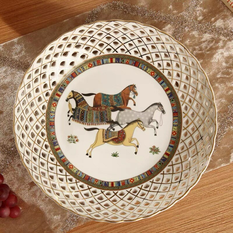 高級果物皿　盛り皿 お菓子皿、フルーツプレート 花柄豪華〜果物カゴ お菓子鉢 果物皿 【商品説明】材質：陶器サイズ：幅30 x高さ6（cm) ☆☆★★★★★★★★★★★★★☆☆◆お客様のご覧になっているモニター等により多少色が異なる場合がご...