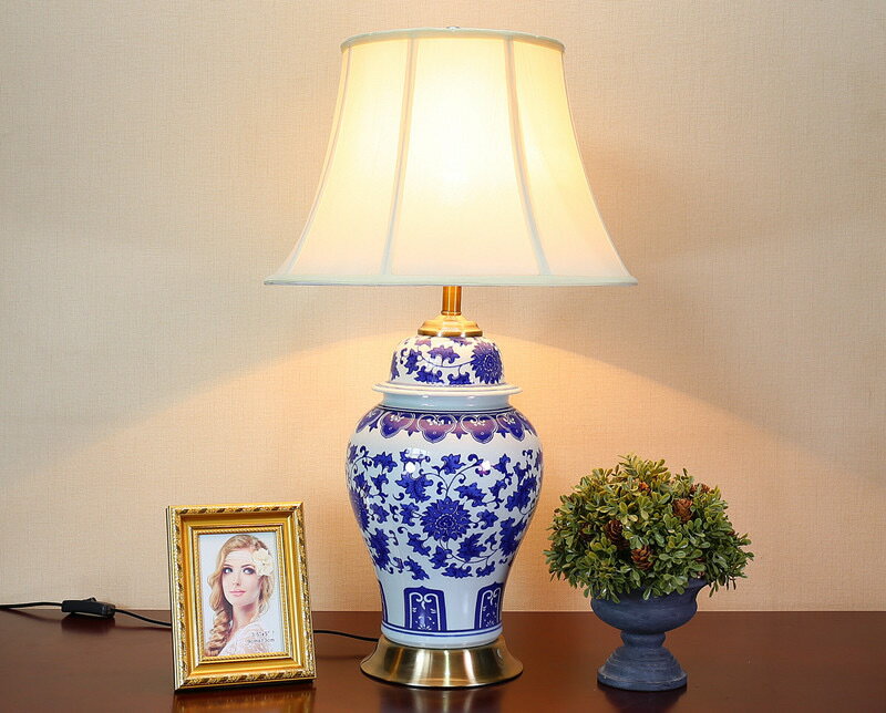 照明スタンドライト テーブルランプ デスクライト 卓上ステンド 高級陶器スタンド 高さ66cm 照明スタンドライト 詳細【商品仕様】■個口数：1 （〜40Wまで対応）■E26白熱球、電球型蛍光灯、LED電球使用可能■使用電球：1個（※電球は...