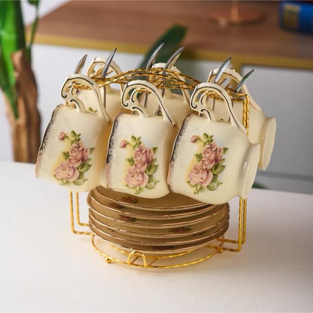 商品説明 素材・材質:陶器&nbsp;セット内容:カップ＆ソーサー6客スプーンx6点カップランクx1点☆☆★★★★★★★★★★★★★☆☆◆お客様のご覧になっているモニター等により多少色が異なる場合がございます。あらかじめご了承ください。◆複...