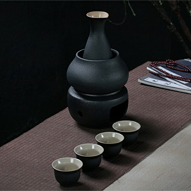 商品説明 【商品仕様】材質：陶器セット内容：徳利x1点おちょこx4点ウォーマーx1点徳利入れx1点☆☆★★★★★★★★★★★★★☆☆&nbsp;◆お客様のご覧になっているモニター等により多少色が異なる場合がございます。あらかじめご了承くださ...