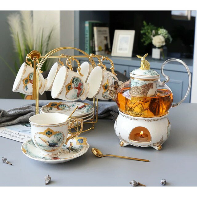 商品説明 素材・材質:陶器&nbsp;セット内容:カップ＆ソーサー6客ティーポットx1点スプーンx6点ウォーマーx1点カップランクx1点☆☆★★★★★★★★★★★★★☆☆◆お客様のご覧になっているモニター等により多少色が異なる場合がございま...