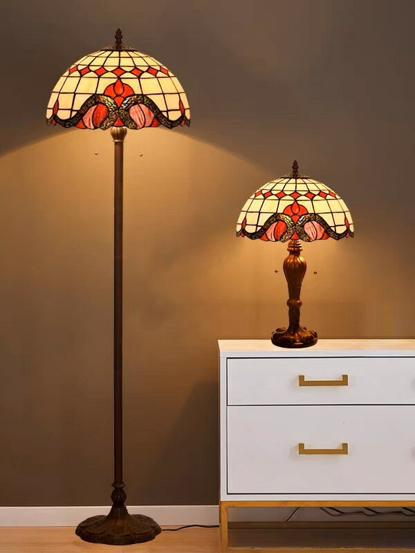 美しいガラスはどこから見ても華やかで美しい。繊細な造りの素敵なステンドランプ消灯時も素敵なインテリアになりますねサイズ ：幅約46 x 高さ約157 cmワット数 ：60w x 3 (口金 E26）コードの長さ: 150cm素材：ガラス、樹...