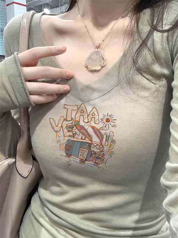 トップス レディース Vネック 花柄プリント 長袖 インナー 秋用 タイト フィット セクシー オシャレ 若見え 伸縮性 普段使い 軽量 吸湿速乾・・シルエット: スリム・袖型: ストレート・袖丈: 長袖・ネックライン: Vネック・着丈: ...