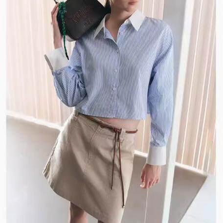 レディース ブラウス 長袖 開襟 通勤用 秋 配色 ストライプ ショート丈 オフィス スタイル トップス 女性服・サイズ展開: S,M,L・カラー展開: ブルー