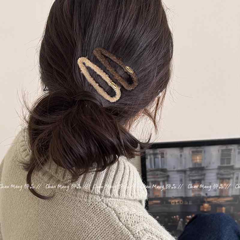 ヘアクリップ レディース 秋冬 ベルベット ファー サイド 前髪 整理 ベビーヘアー BB タイプ 柔らかい 暖か かわいい アクセサリー 日常使い ヘアアレンジ・スタイル: 日韓・カテゴリ: サイドクリップ・カラー展開: 黒.赤.カーキ....