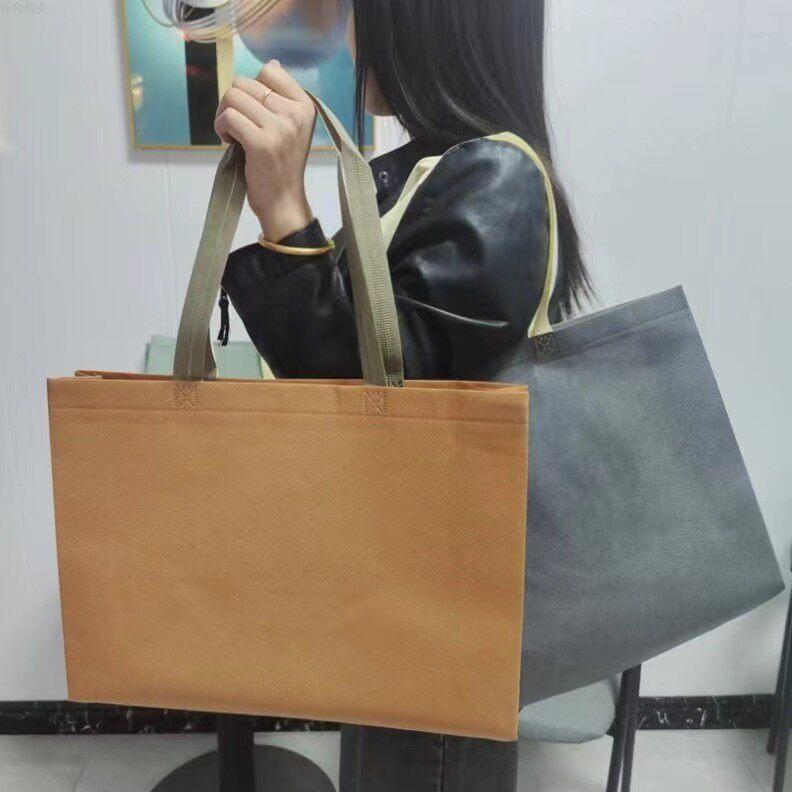 手提げバッグ 女性用 不織布 肩掛け エコ 環境配慮 ショッピング 衣料店 梱包用 軽量 トートバッグ 再生素材 普段使い・サイズ: 25×35mm・カラー展開: キャラメル.グレー.ピンク.カーキ.抹茶グリーン.パープル.ベージュ.豆グリ...