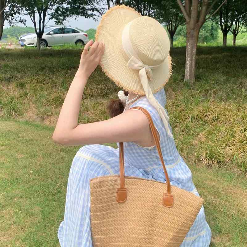 麦わら帽子 夏用 大つば 蝶結び 手編み 遮陽 旅行用 観光 アウトドア ナチュラル カジュアル 軽量 通気性 UVカット・スタイル: 草帽・主な素材: 綿麻・帽頂: 円頂・サイズ: 均一・カラー展開: カーキ黒リボン.ベージュベージュリボ...