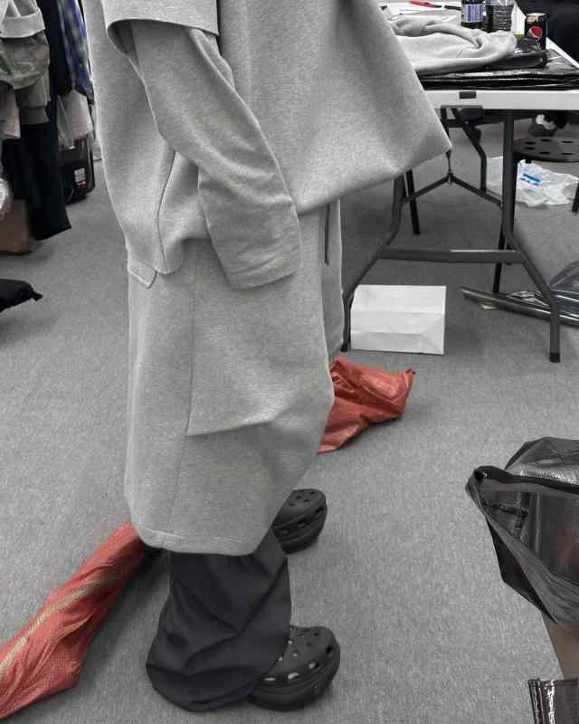 メンズ パンツ グレー系 スポーツ 7分丈 膝上 立体シルエット 高級感 質感 オールグレー カジュアル アクティブ 軽量 吸湿速乾 日常使い・シルエット: ゆったり・ディテール: 裾プリーツ・加工: ノーアイロン・ウエスト: ゴム・丈: ...