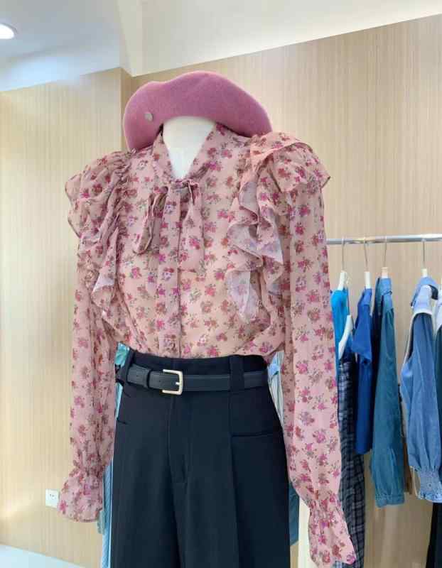 ブラウス レディース 春 ピンク 小花柄 フレンチスタイル フリル リボン スタンドカラー 甘め かわいい トップス 軽やか フェミニン 花柄シャツ 女性用 春物 淡いピンク 優しい印象 スタイリッシュ 日常使い・・シルエット: ストレート...