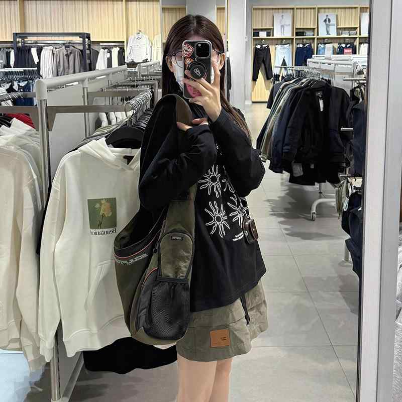 レディース 春 長袖 トップス 韓国 レトロ ひまわり プリント ブラック ゆったり インナー シャツ 普段使い 軽量 伸縮性・カテゴリ: Tシャツ・・版型: ゆったり型・着用方法: プルオーバー・適用体型: 矩形体型.りんご型体型.砂時計...