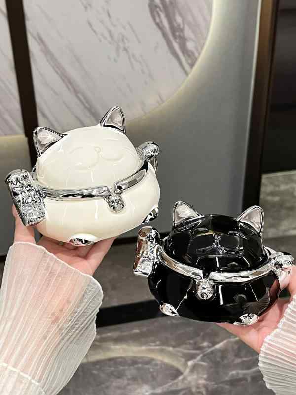 灰皿 招き猫 蓋付き 防塵 高級感 室内用 オフィス用 家庭用 アッシュトレイ 陶器 置物 インテリア デスクアクセサリー・主な素材: 陶器・カラー展開: ミルクホワイトシルバー.ブラックシルバー