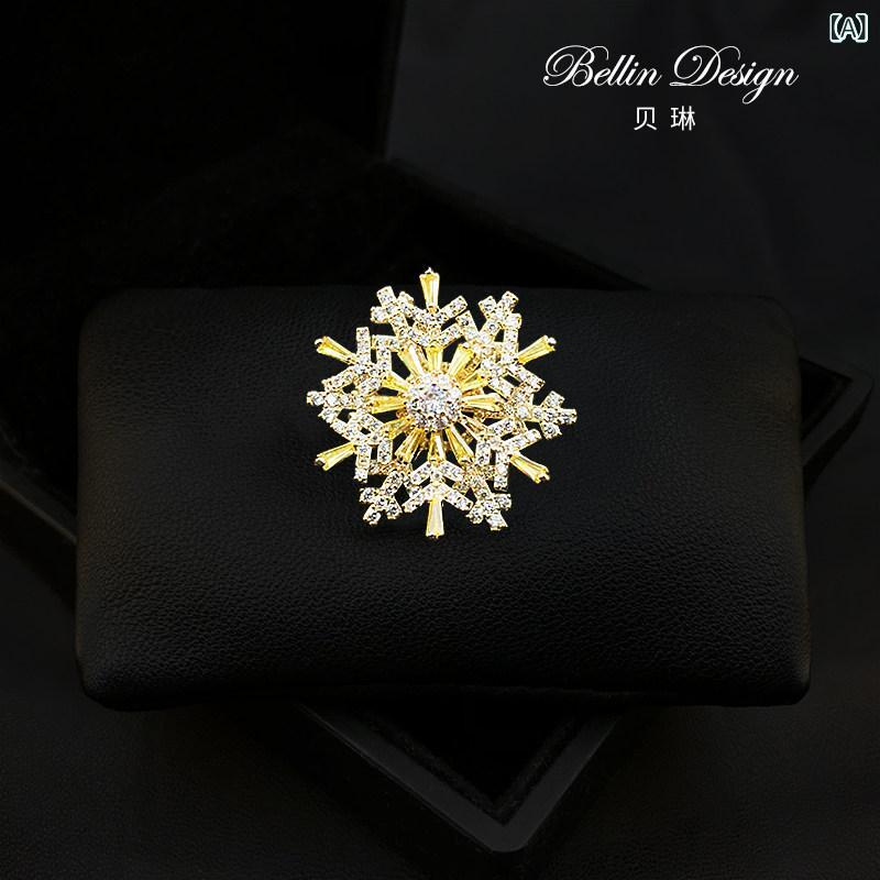 女性用 雪の結晶 二層回転 ブローチ 高級感 スーツ ニット セーター ピン 胸花 アクセサリー 万能 上品 装飾 百搭 エレガント ・スタイル: 日韓・適用性別: カップル・カラー展開: 金色.銀色.青色・主な素材: 合成立方酸化ジルコニ...