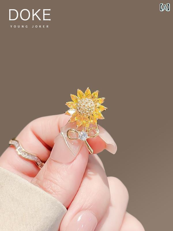 ブローチ レディース ひまわり柄 花モチーフ かわいい 襟元 アクセサリー 光漏れ防止 小胸対応 ユニーク 高級感 日常使い ファッション 小物・スタイル: 日韓・素材: 混合素材・柄: 植物花柄・対象: 女性・カラー展開: ラインストーン...