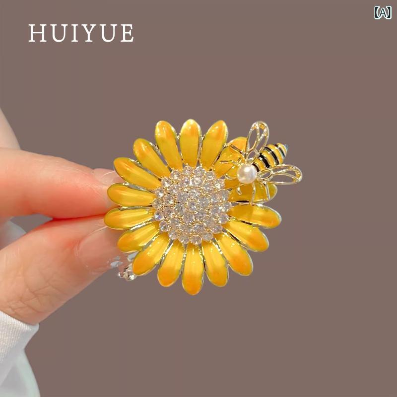 ブローチ 女性用 ひまわり モチーフ 高級感 励まし 受験生 ギフト かわいい 花柄 ピン 胸花 アクセサリー ファッション アイテム・カテゴリ: 胸針・主な素材: 合金.銀メッキ.金メッキ・柄: 花と植物