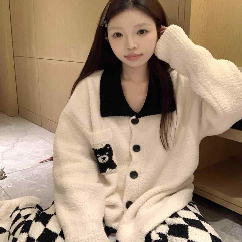 パジャマ 女性用 秋冬 黒白チェック 厚手 片面ベルベット ルームウェア セット カートゥーン柄 開きカーディガン 暖か 柔らかい ホームファッション・スタイル: カートゥーン・セット数: 2点・柄: 格子プリント・パンツ丈: ロングパンツ...