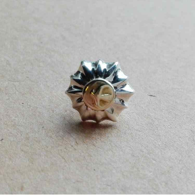 財布 バックル 925 銀 菊花 金メッキ 加工 金具 アクセサリー 風 高級感 シルバー 留め具 モチーフ 装飾 アイテム・主な素材: 925銀・商品状態: ・種類: 銀溶接足新款.銀溶接足レトロ款.銀溶接環新款.銀溶接環レトロ款.銀溶接...
